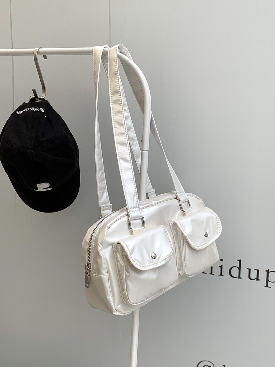 爆炸好看～流行款⋱⋰ U1102🇰🇷橢圓造型亮面輕量單肩腋下包 單肩包 肩背包 手提包 腋下包 - BE’KIND - iOPEN Mall