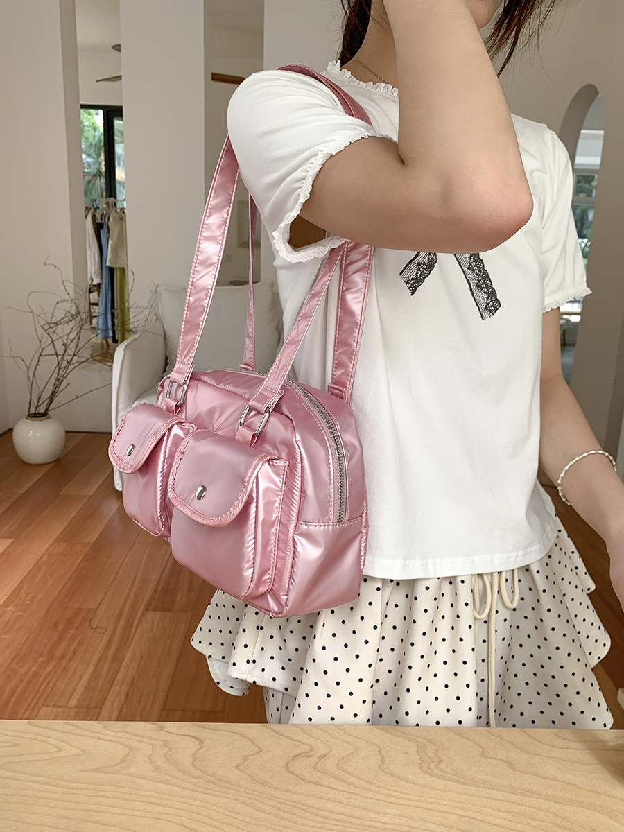 爆炸好看～流行款⋱⋰ U1102🇰🇷橢圓造型亮面輕量單肩腋下包 單肩包 肩背包 手提包 腋下包 - BE’KIND - iOPEN Mall